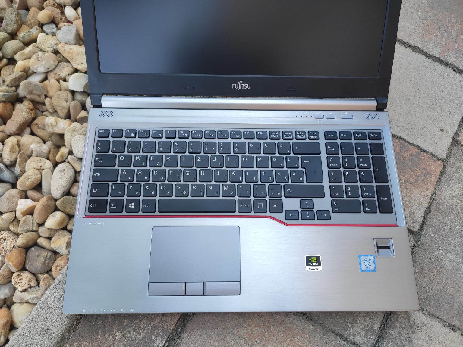 FUJITSU CELSIUS H770 / MUNKAÁLLOMÁS / - Laptopozz